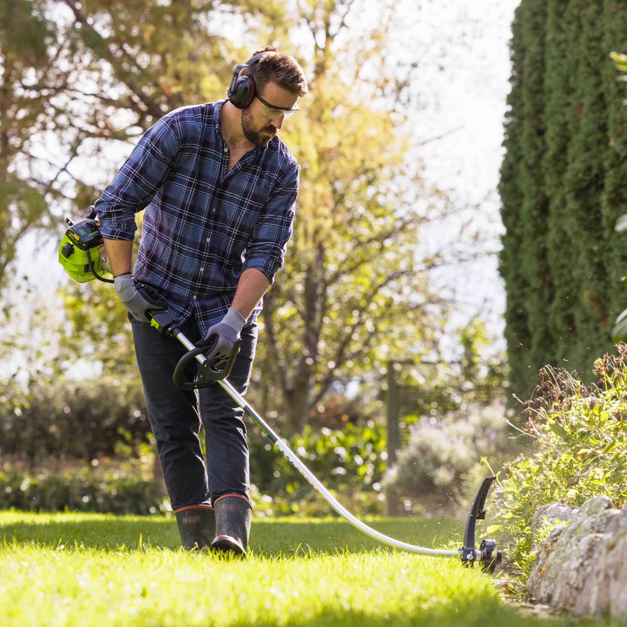 26cc Curved Shaft Line Trimmer | LawnMaster